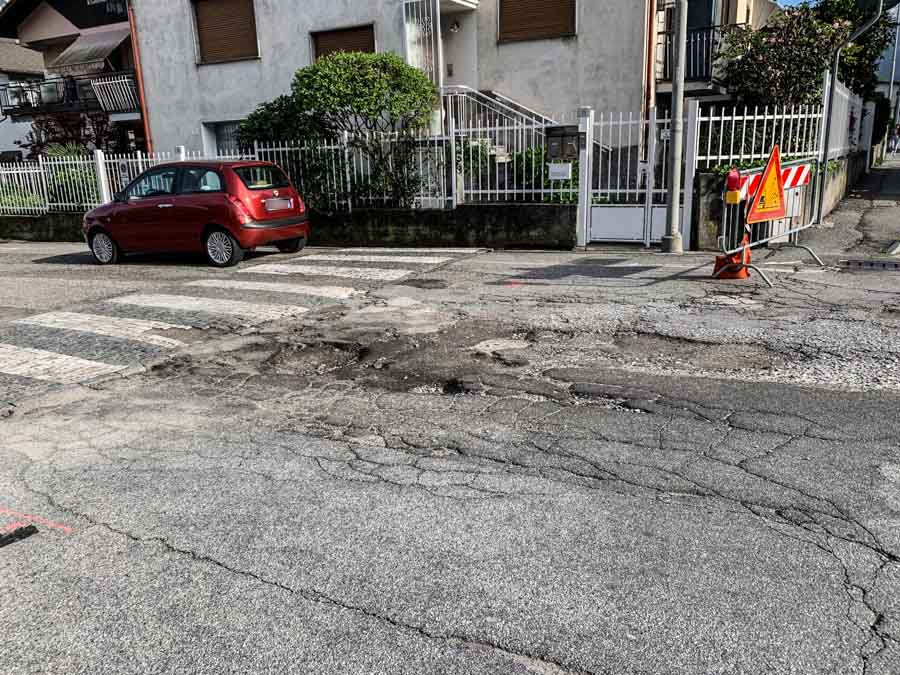 Buche nelle strade, segnalazioni dai residenti di via Ravenna a Domo ...