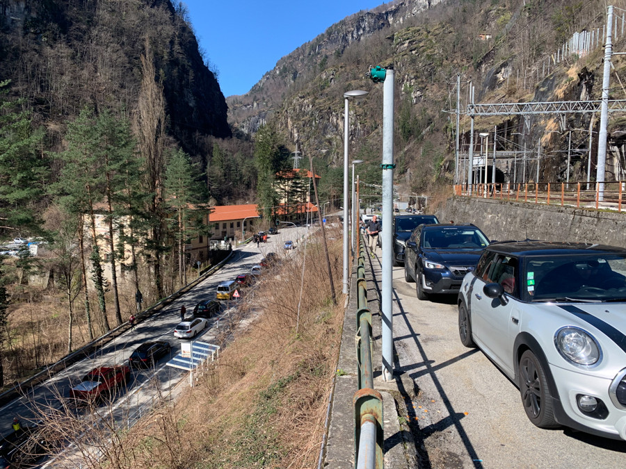 Ancora code lunghissime a Iselle, si attende l'ok per la riapertura ...