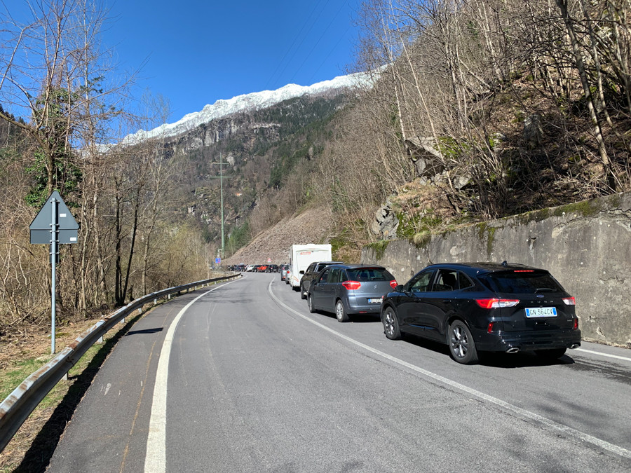 Ancora code lunghissime a Iselle, si attende l'ok per la riapertura ...